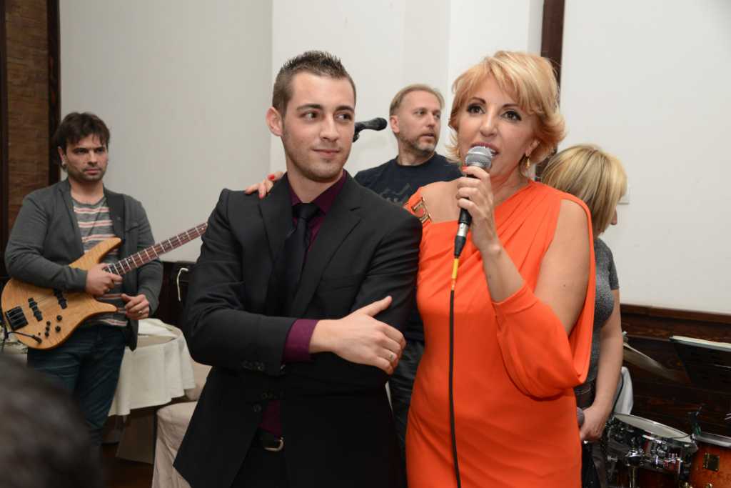 Ovaj gospodin jedini u Srbiji RUČNO pravi PARFEME, a da bi skrojio vaš ...